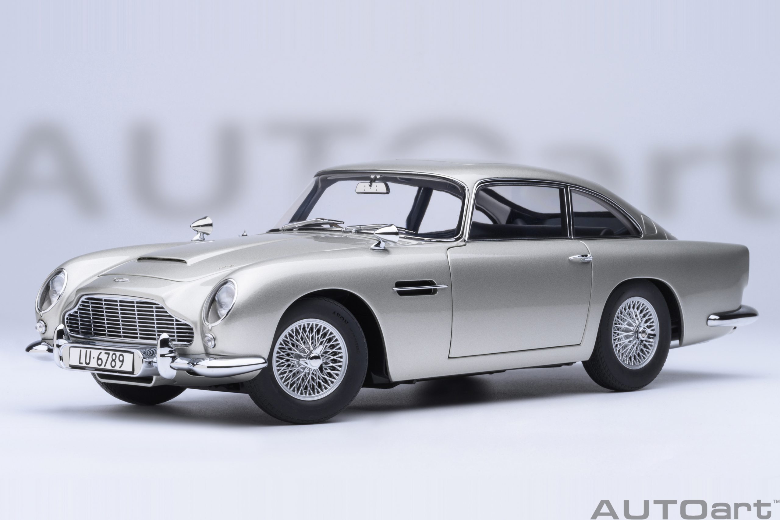 Aston Martin DB5 - Goldfinger - James Bond im Maßstab 1:18 von AutoArt ...